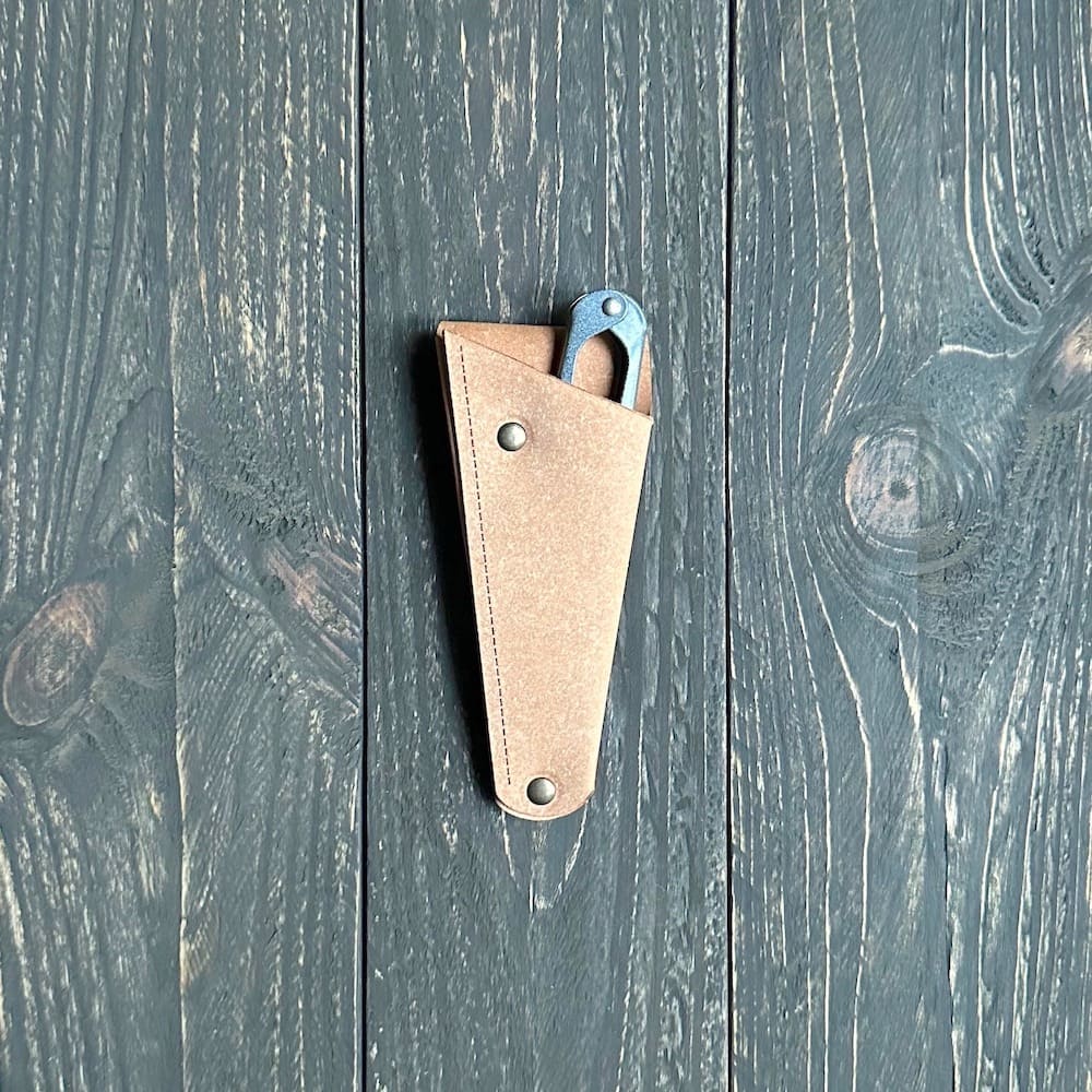 Gardeners Mini Snips with Leather Case - Sting In The Tail | Gift Wrapped